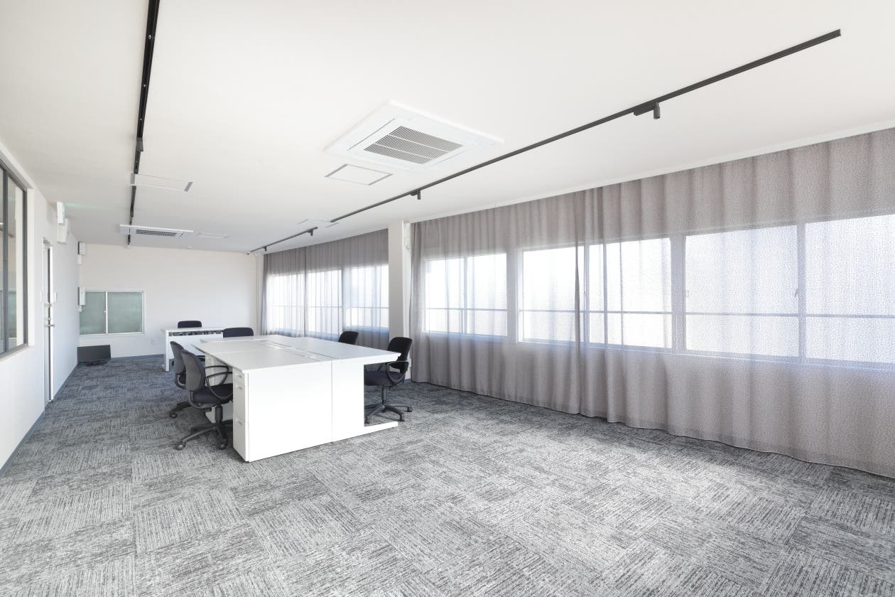 2面採光による自然光がたっぷりと入る、シンプルなOfficeロケ地。の写真7
