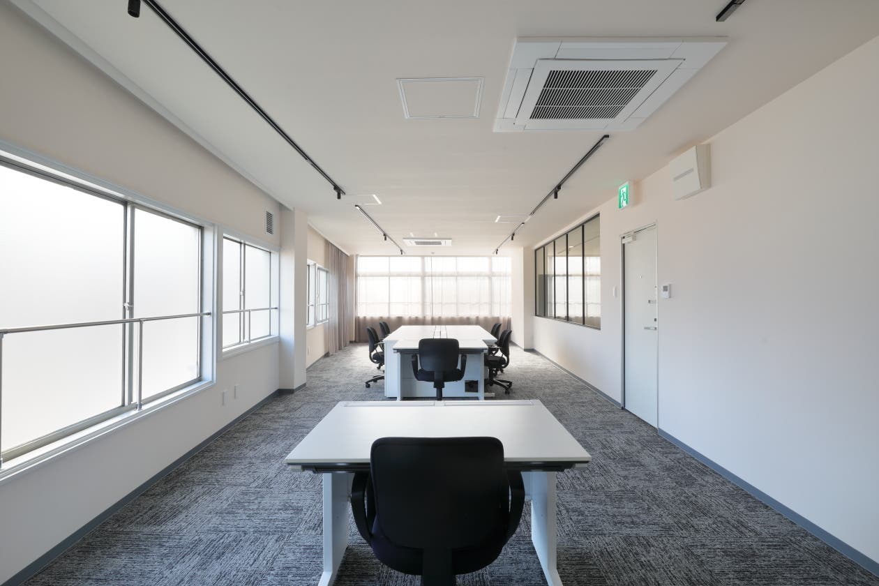 2面採光による自然光がたっぷりと入る、シンプルなOfficeロケ地。の写真4