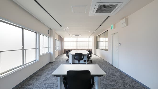 2面採光による自然光がたっぷりと入る、シンプルなOfficeロケ地。の写真4