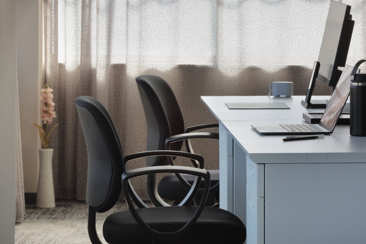 2面採光による自然光がたっぷりと入る、シンプルなOfficeロケ地。の写真2