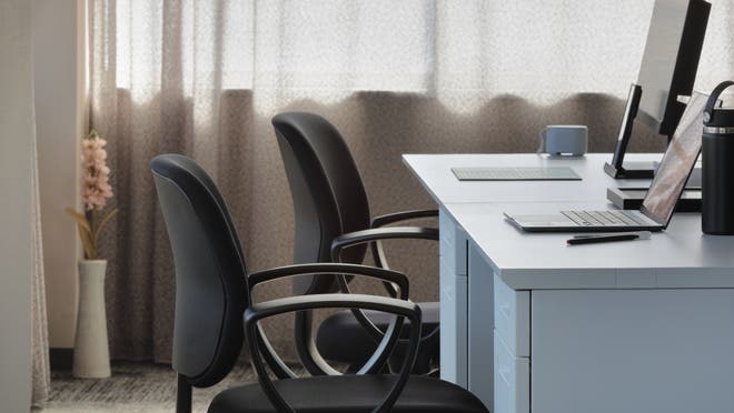 2面採光による自然光がたっぷりと入る、シンプルなOfficeロケ地。の写真2