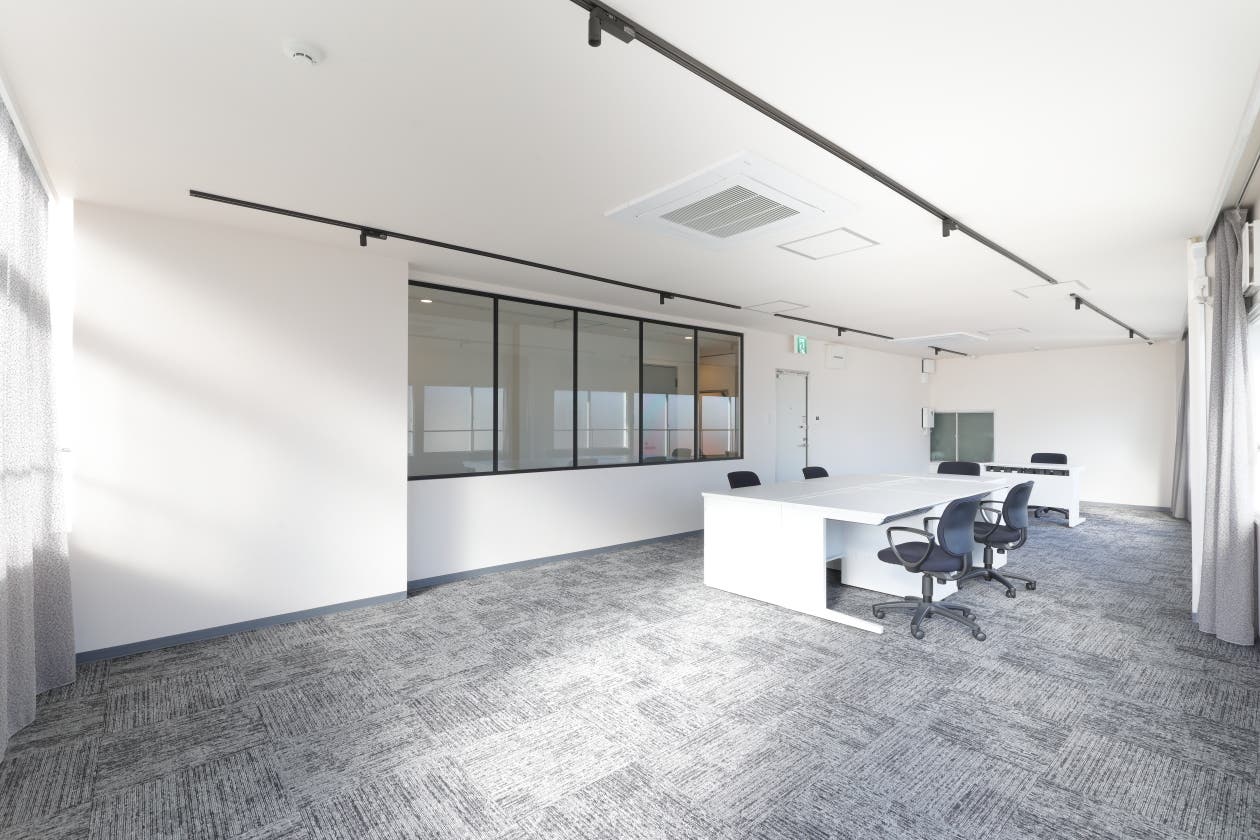 2面採光による自然光がたっぷりと入る、シンプルなOfficeロケ地。の写真1