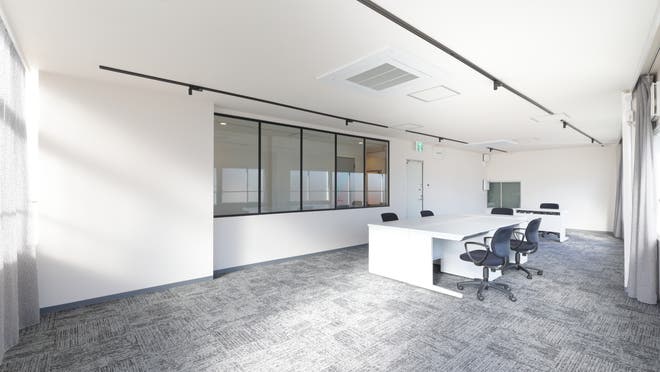 2面採光による自然光がたっぷりと入る、シンプルなOfficeロケ地。の写真1