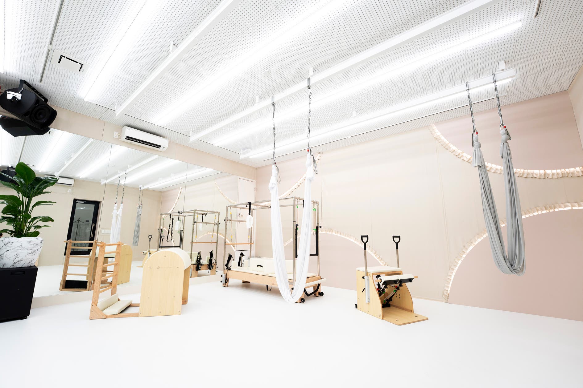 天井高3m二面壁鏡のレンタルマシンピラティススタジオの写真1