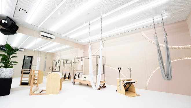 天井高3m二面壁鏡のレンタルマシンピラティススタジオの写真1