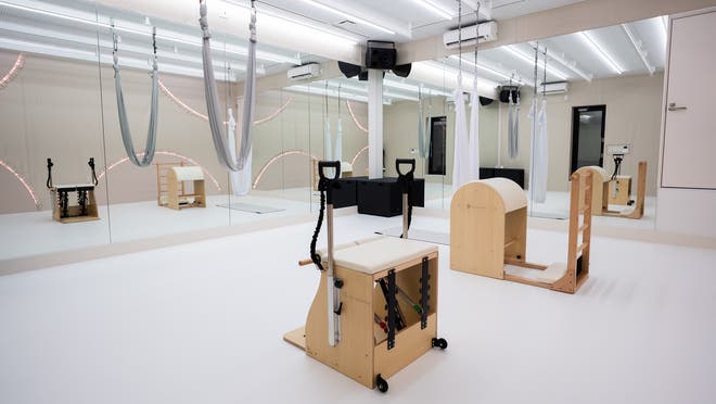 天井高3m二面壁鏡のレンタルマシンピラティススタジオの写真2