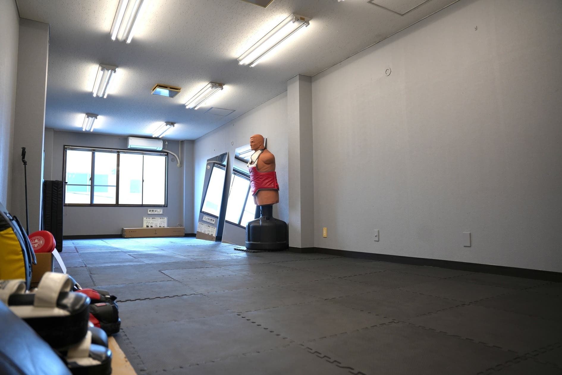 24H営業【日本初 Century BOB 蹴り放題】サンドバッグ,グローブ,ミット完備！手ぶらで24時間格闘技・フィットネスの写真3