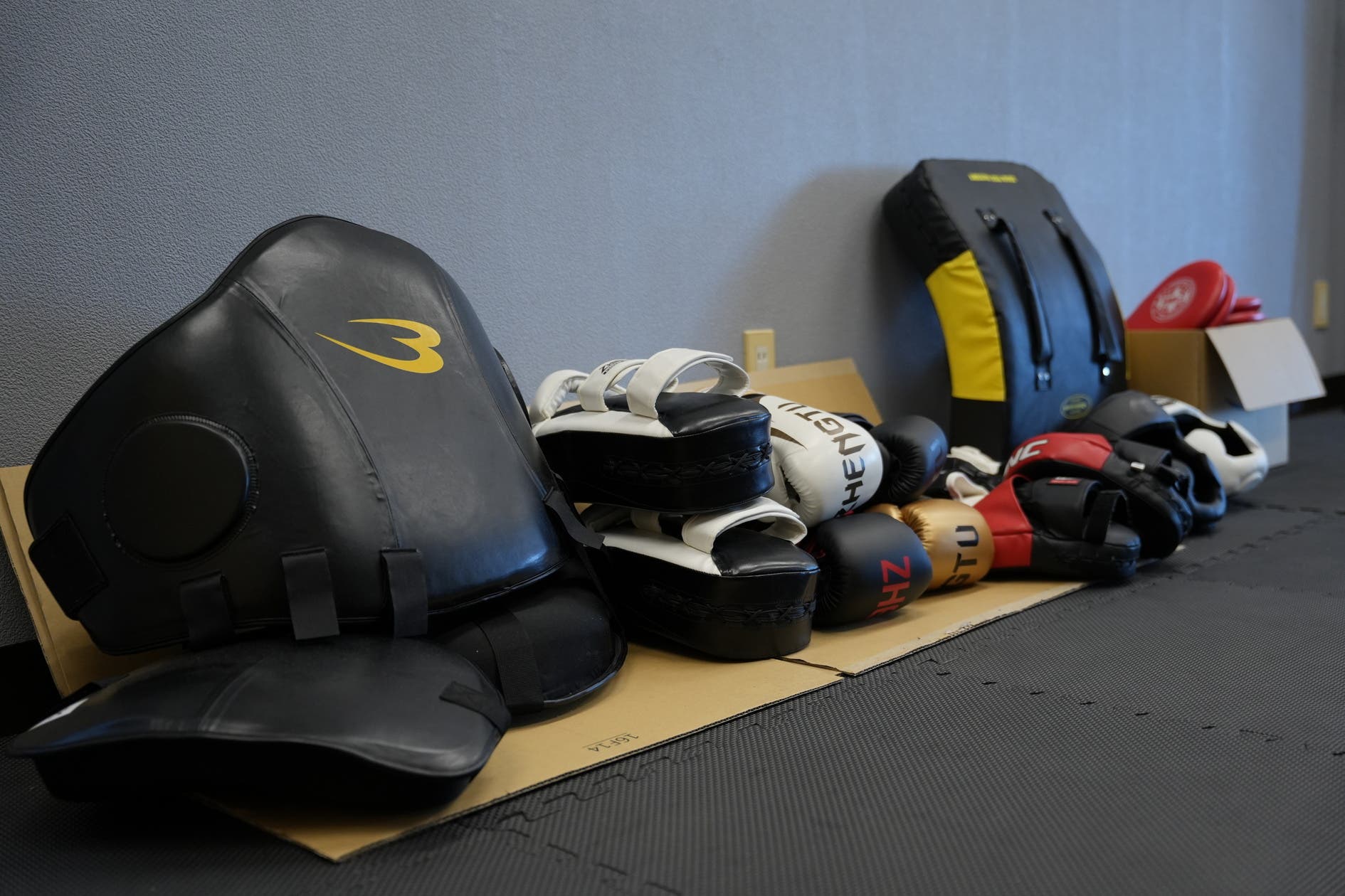 24H営業【日本初 Century BOB 蹴り放題】サンドバッグ,グローブ,ミット完備！手ぶらで24時間格闘技・フィットネスの写真4