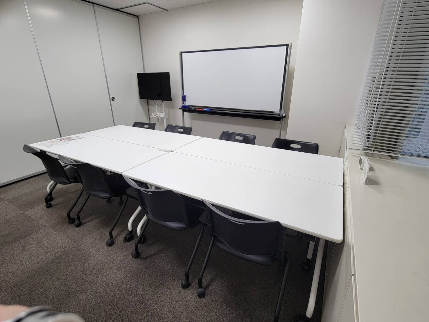 〈会議室Ａ〉大井町駅徒歩２分 | 最大8名 | WEB会議・研修・面談に最適 | モニタ・ホワイトボード| 光回線wifi  の写真3