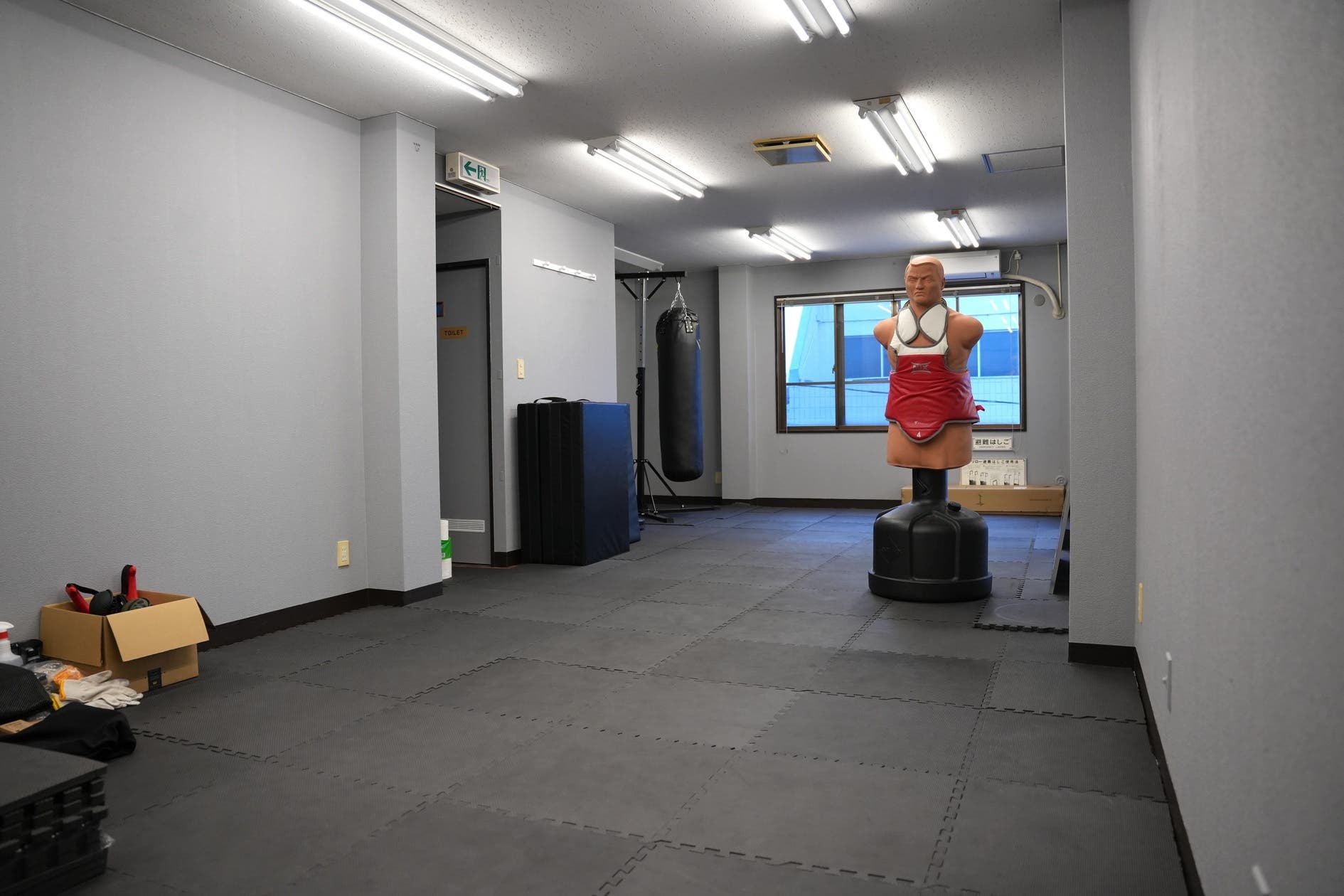 24H営業【日本初 Century BOB 蹴り放題】サンドバッグ,グローブ,ミット完備！手ぶらで24時間格闘技・フィットネスの写真2