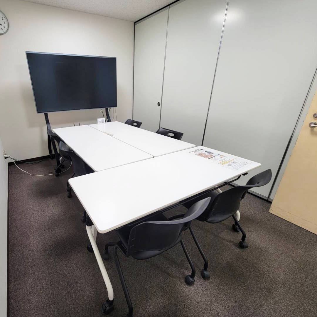 〈会議室Ｂ〉大井町駅徒歩２分 | 最大6名 | WEB会議・研修・面談に最適 | 大型モニタ | 光回線wifi  の写真2