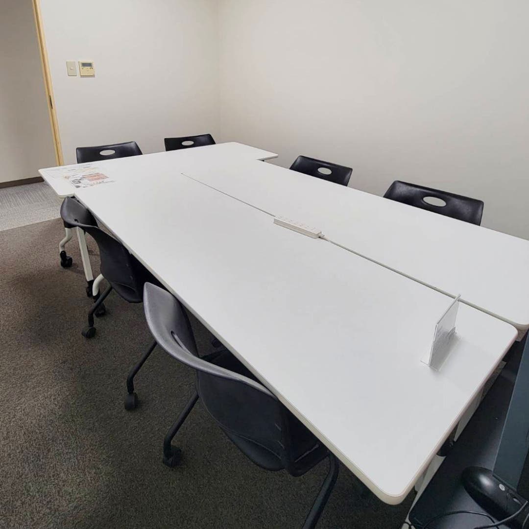 〈会議室Ｂ〉大井町駅徒歩２分 | 最大6名 | WEB会議・研修・面談に最適 | 大型モニタ | 光回線wifi  の写真3
