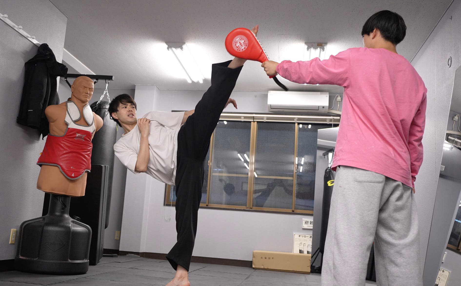 24H営業【日本初 Century BOB 蹴り放題】サンドバッグ,グローブ,ミット完備！手ぶらで24時間格闘技・フィットネスの写真26