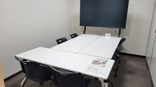 〈会議室B〉大井町駅徒歩2分 | 最大6名 | WEB会議・研修・面談に最適 | 大型モニタ | 光回線wifi の写真1