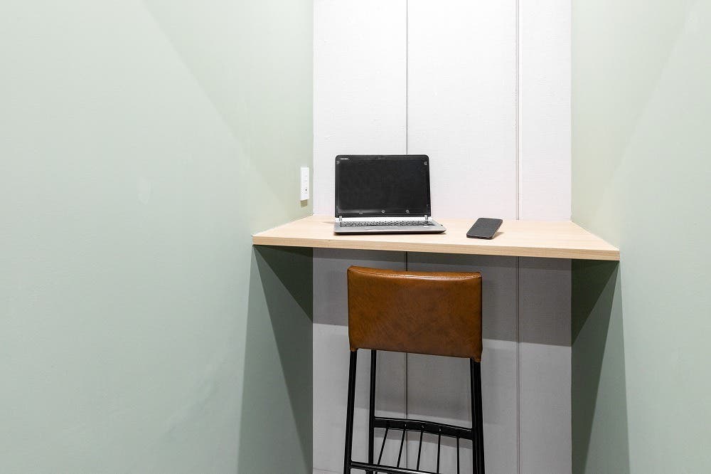 【なんば御堂筋徒歩1分！】1名用WEB会議ルームB#完全個室#Wi-Fi完備#モニター#テレワーク＃WEB会議＃面接＃格安＃駅近の写真1