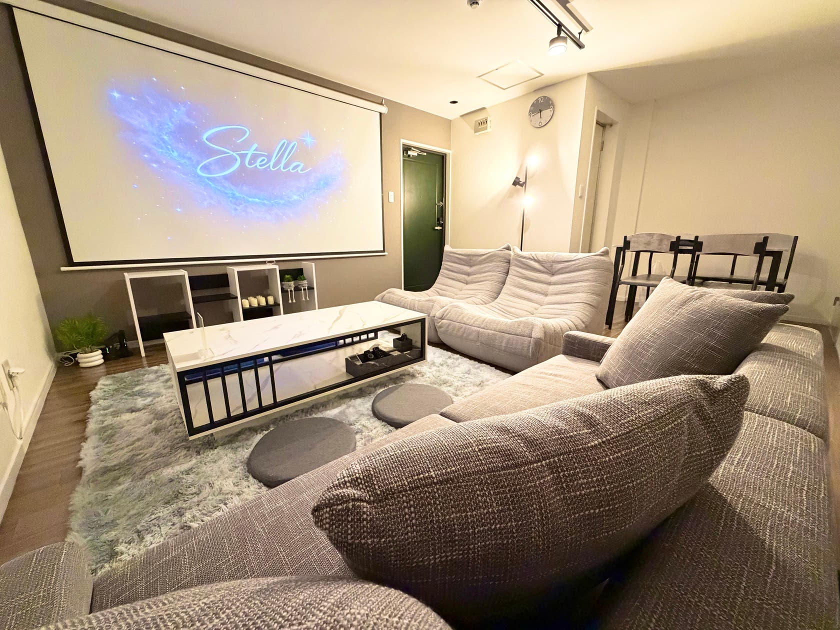 ㊗️新規オープン‼️心斎橋駅からすぐ✨落ち着いた空間で映画鑑賞🎥120型大型スクリーン⭐️パーティー🌟ママ会🌿歓送迎会🎊の写真1