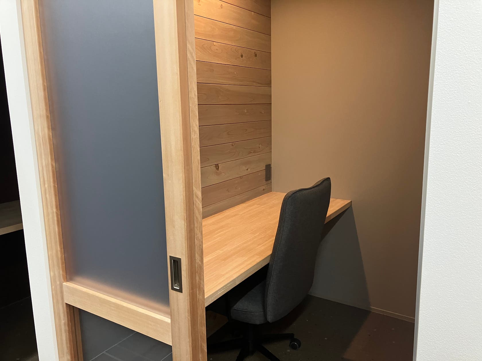 【志津駅北口から徒歩5分】Web会議・作業に最適｜1名用テレカンブース（半個室） №2の写真2