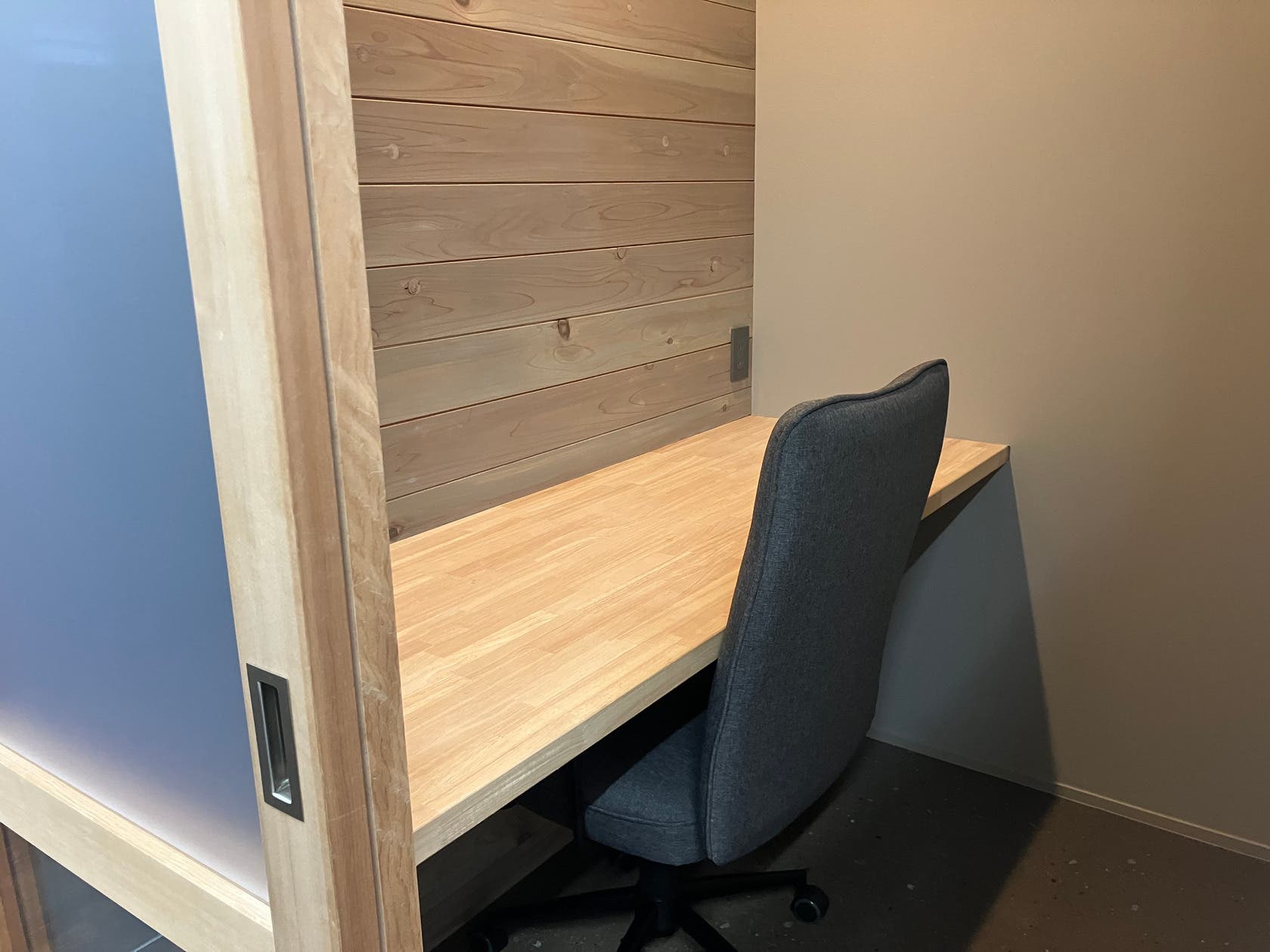 【志津駅北口から徒歩5分】Web会議・作業に最適｜1名用テレカンブース（半個室） №2の写真1