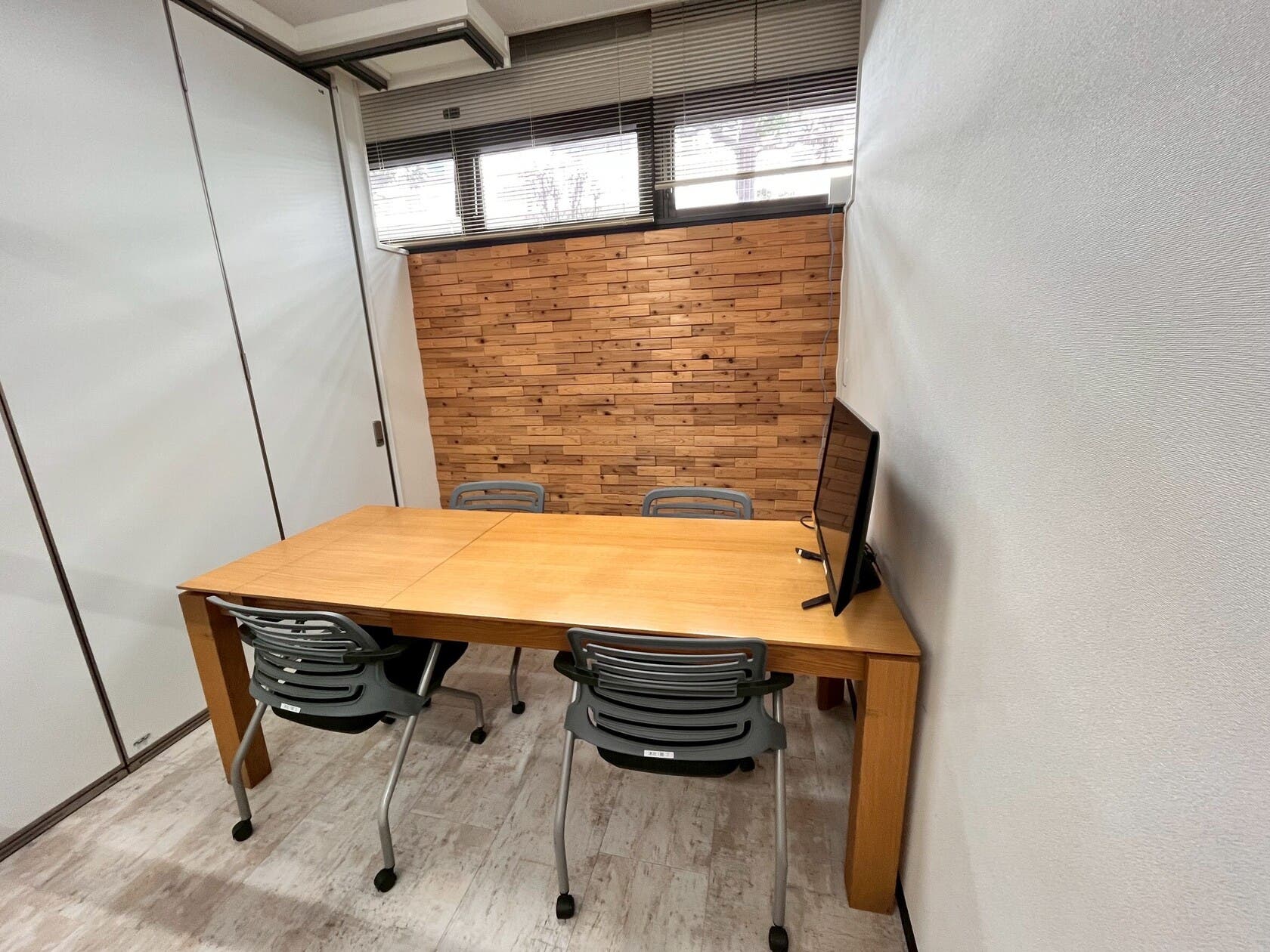 【志津駅北口から徒歩5分】4名まで利用可能｜MeetingRoom No.2（半個室）※2室予約で8名まで利用可の写真1