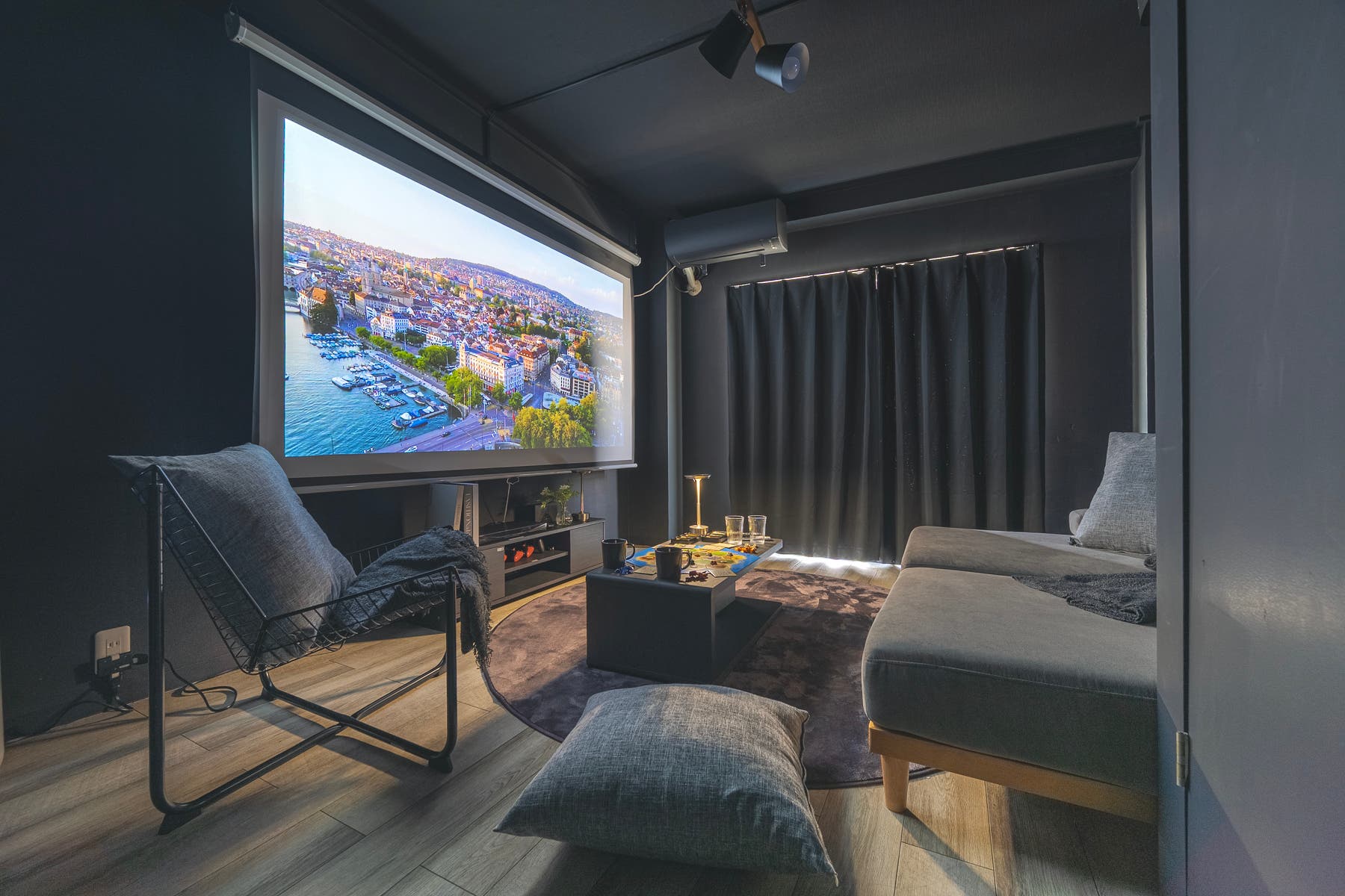 スペモ🎥鶯谷駅徒歩2分🚶‍♀️まったりデート💝プライベートな映画鑑賞🎬️プロジェクター🎞️846_CINEMA鶯谷の写真1