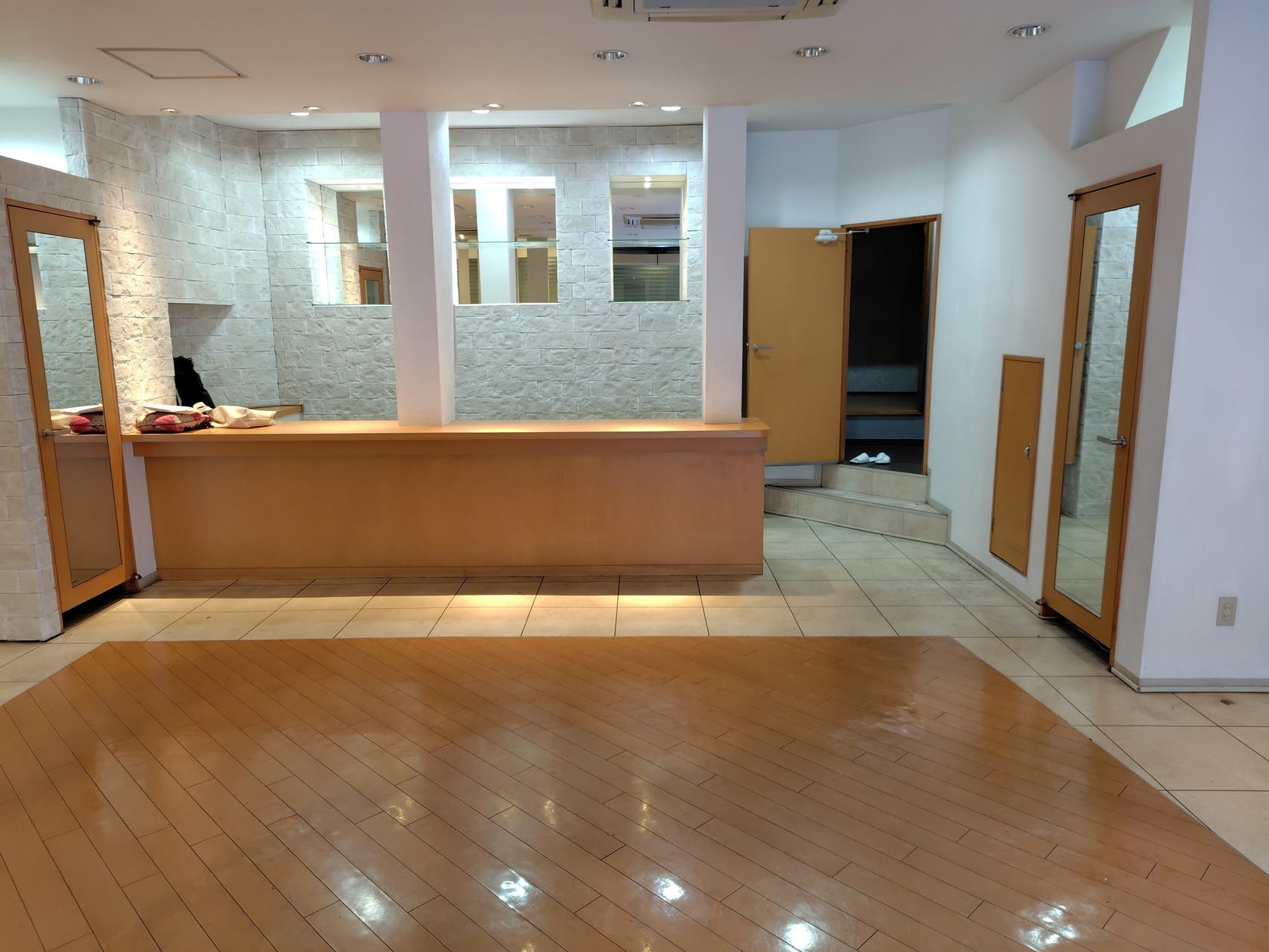 【平間駅 改札正面】駅からの人流が見える路面スペース｜プロモーションやポップアップに最適の写真1