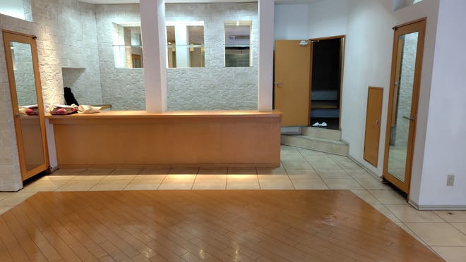 【平間駅 改札正面】駅からの人流が見える路面スペース|プロモーションやポップアップに最適の写真1