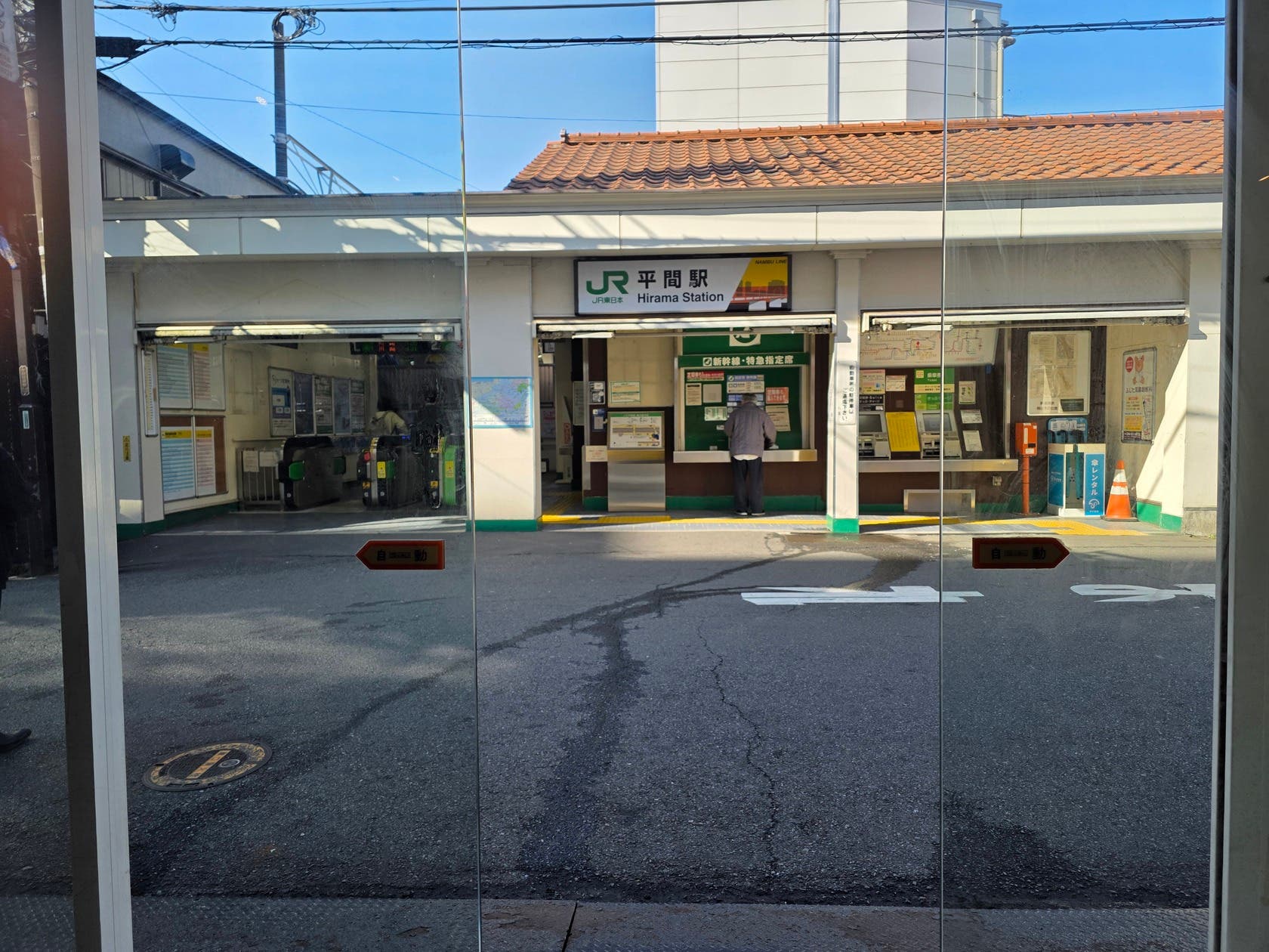 【平間駅 改札正面】駅からの人流が見える路面スペース｜プロモーションやポップアップに最適の写真3