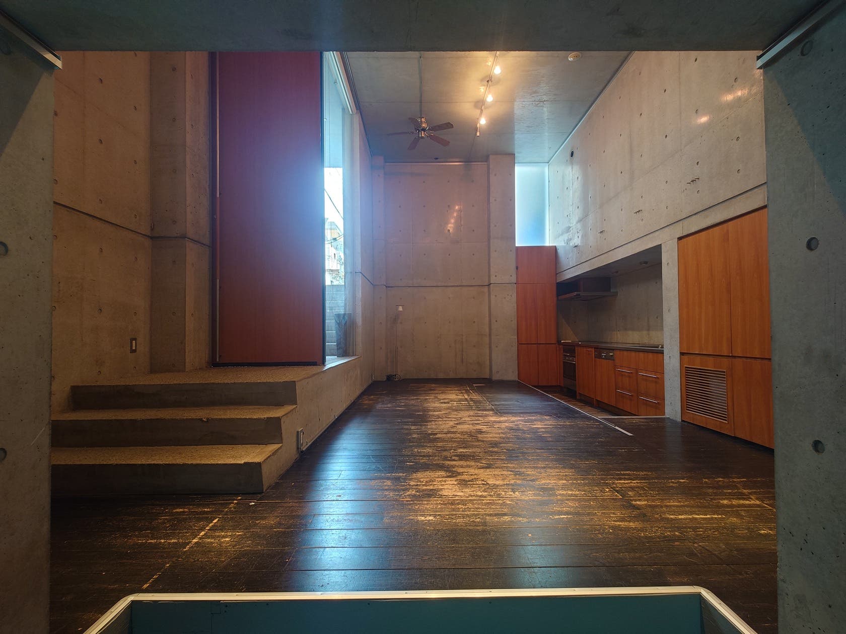 代々木公園から徒歩9分。コンクリートの箱型スペースの写真2