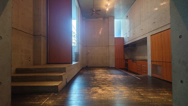 代々木公園から徒歩9分。コンクリートの箱型スペースの写真2