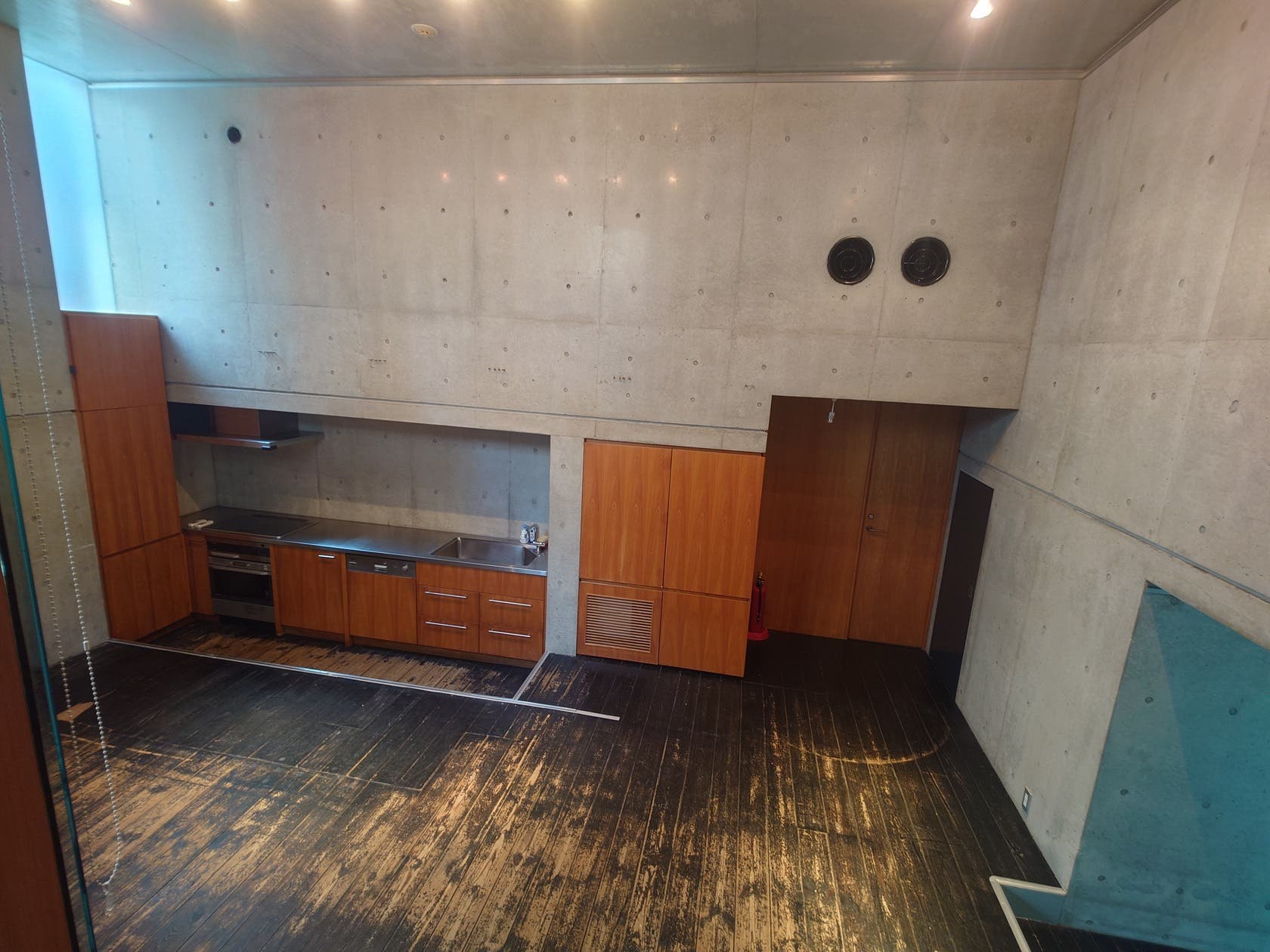 代々木公園から徒歩9分。コンクリートの箱型スペースの写真3