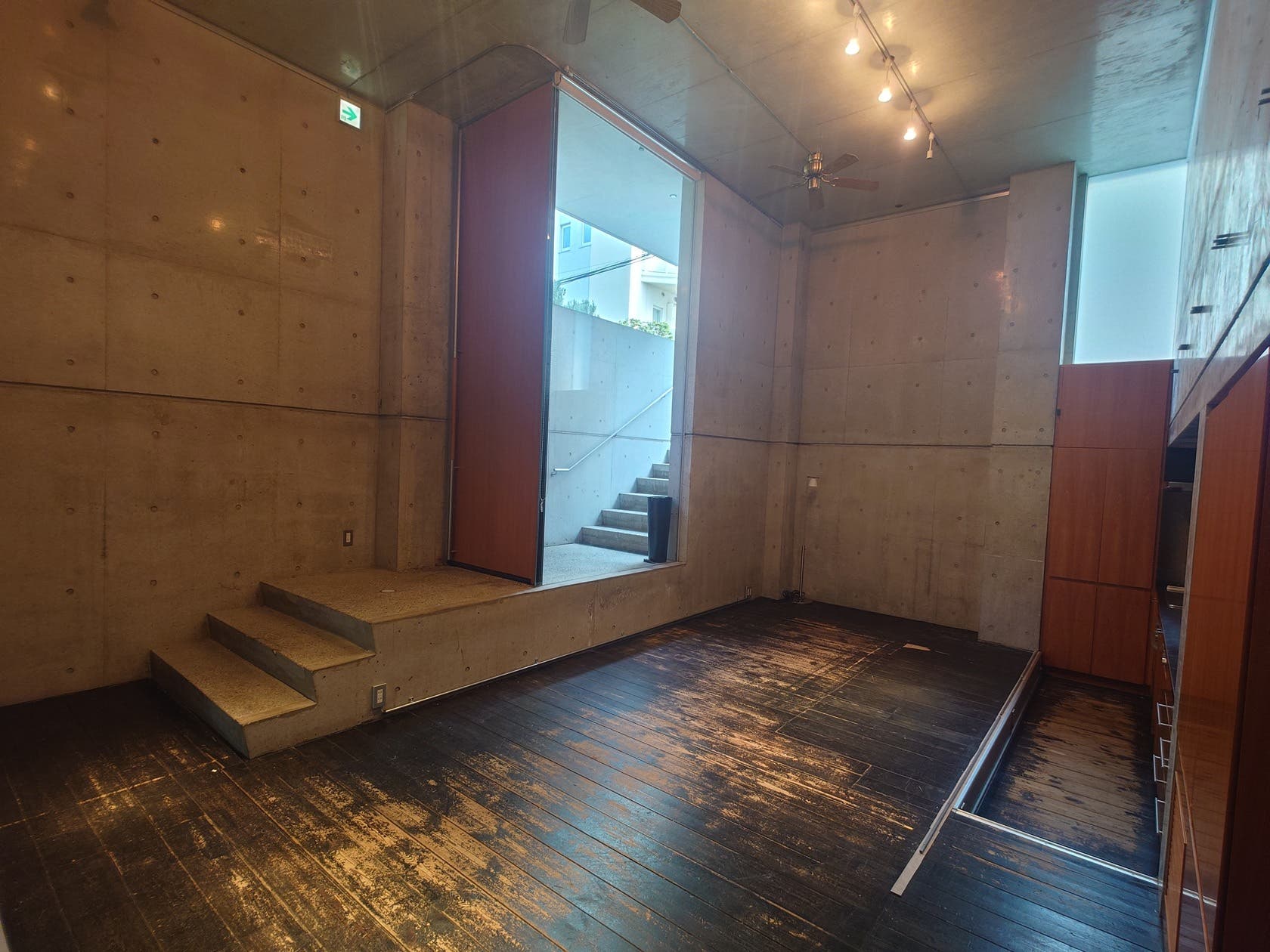 代々木公園から徒歩9分。コンクリートの箱型スペースの写真4