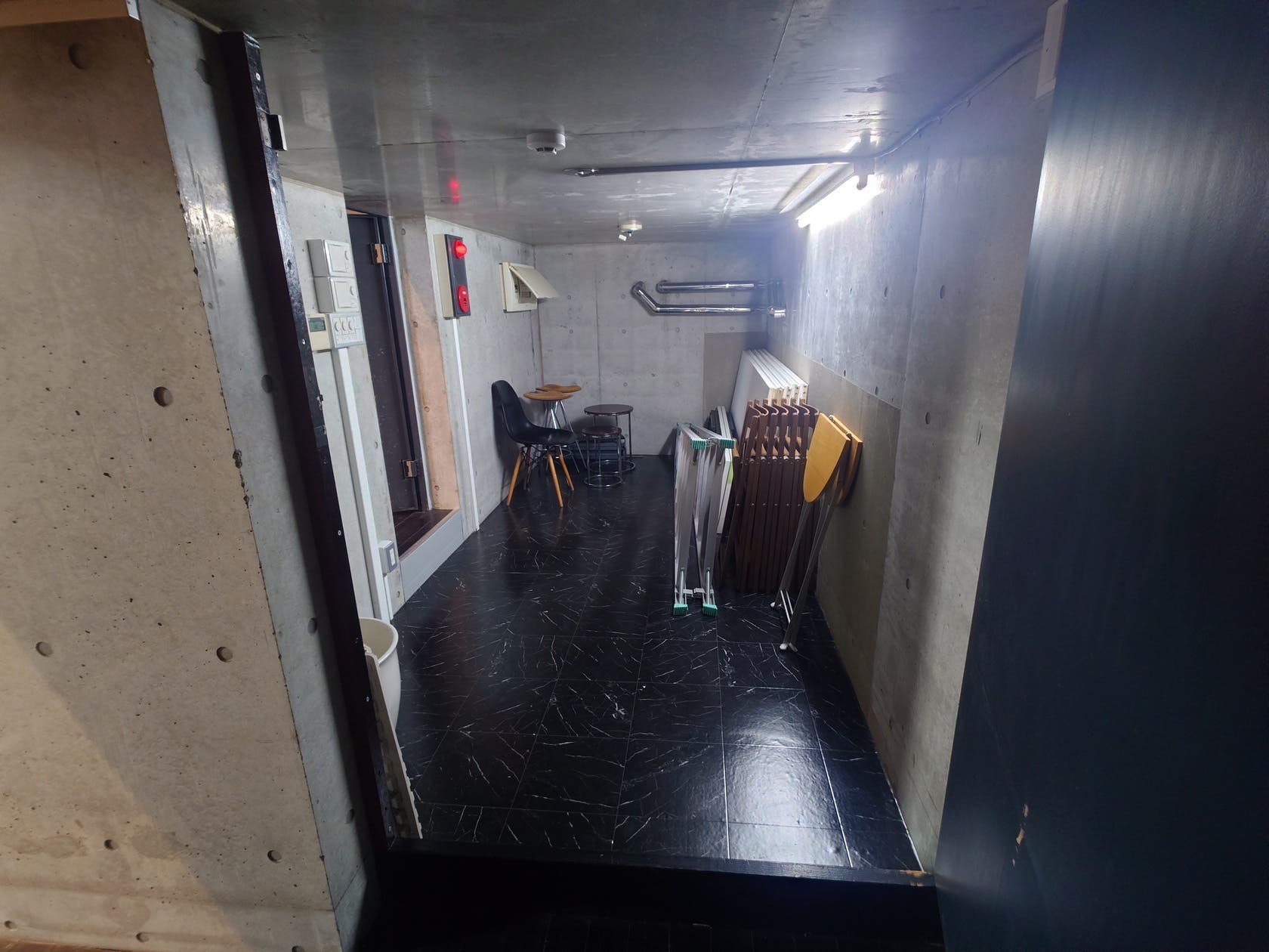 代々木公園から徒歩9分。コンクリートの箱型スペースの写真7