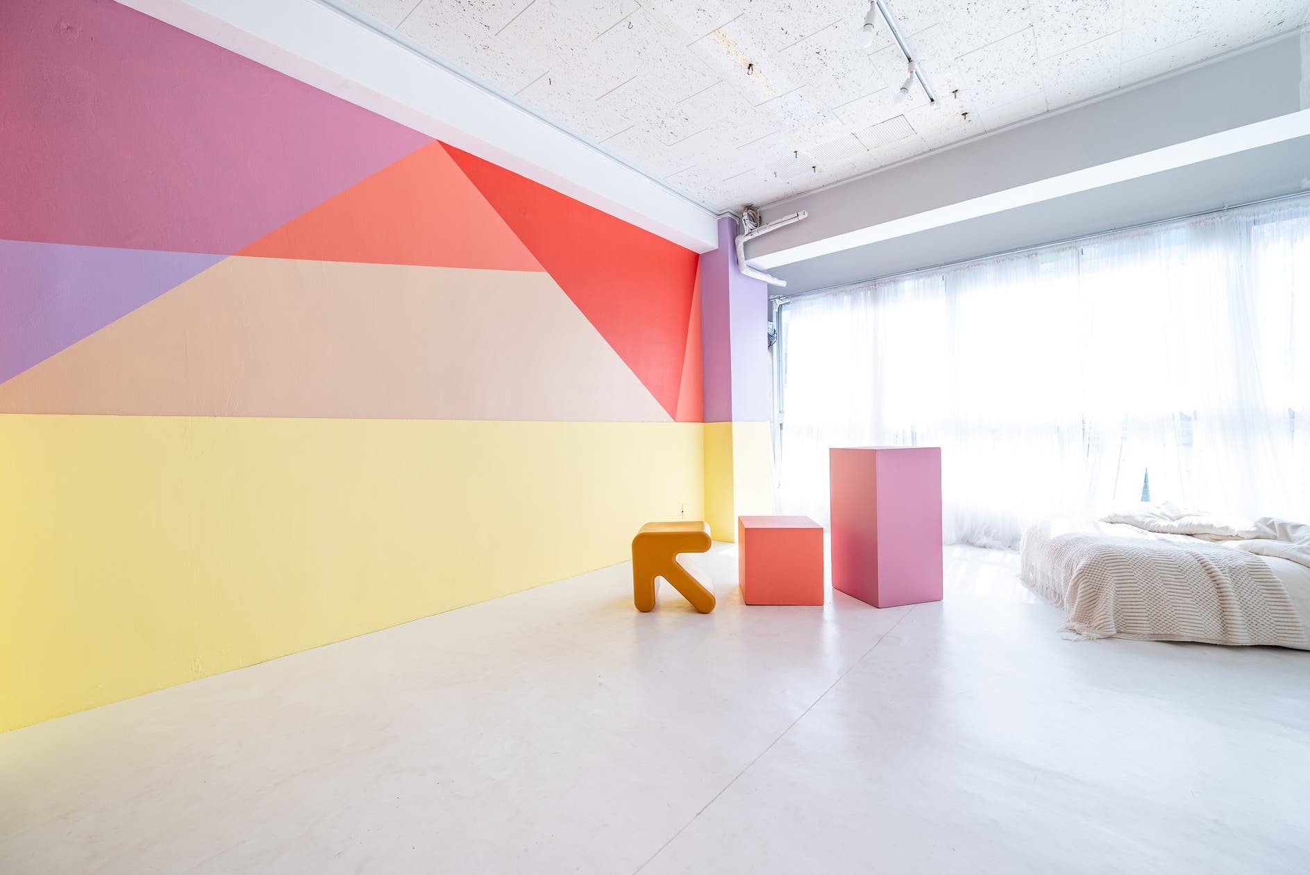 🆕OPEN15%OFF📣自然光×パステル幾何学×黒壁×人が入れるカラフルブース｜飯田橋駅1分｜撮影用ベッド｜MV・コスプレの写真3