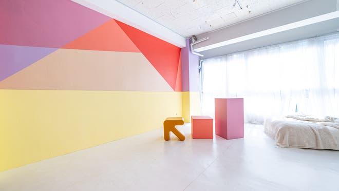 🆕OPEN15%OFF📣自然光×パステル幾何学×黒壁×人が入れるカラフルブース|飯田橋駅1分|撮影用ベッド|MV・コスプレの写真3