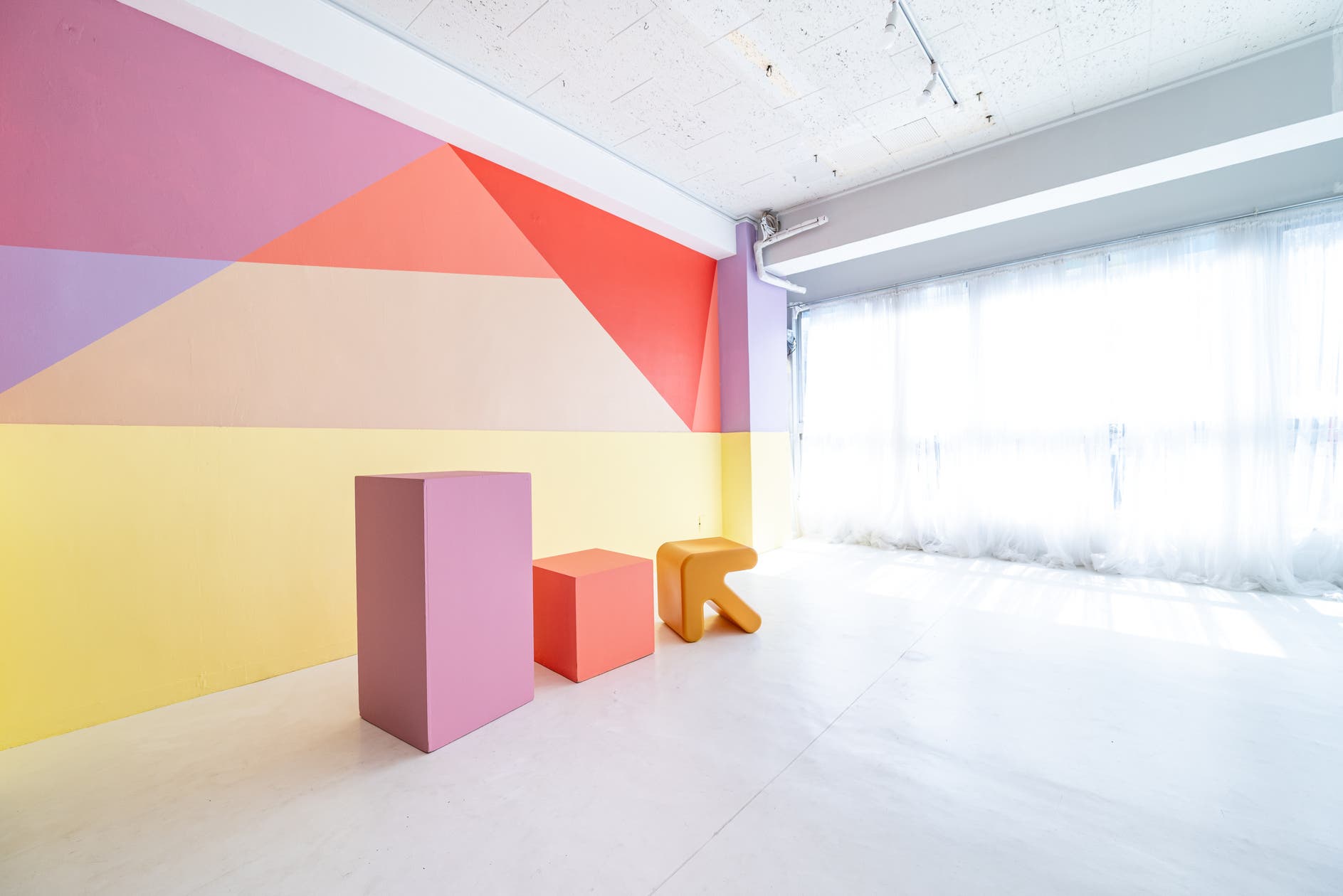 🆕OPEN15%OFF📣自然光×パステル幾何学×黒壁×人が入れるカラフルブース｜飯田橋駅1分｜撮影用ベッド｜MV・コスプレの写真4