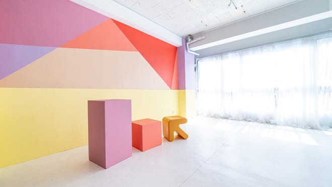 🆕OPEN15%OFF📣自然光×パステル幾何学×黒壁×人が入れるカラフルブース|飯田橋駅1分|撮影用ベッド|MV・コスプレの写真4