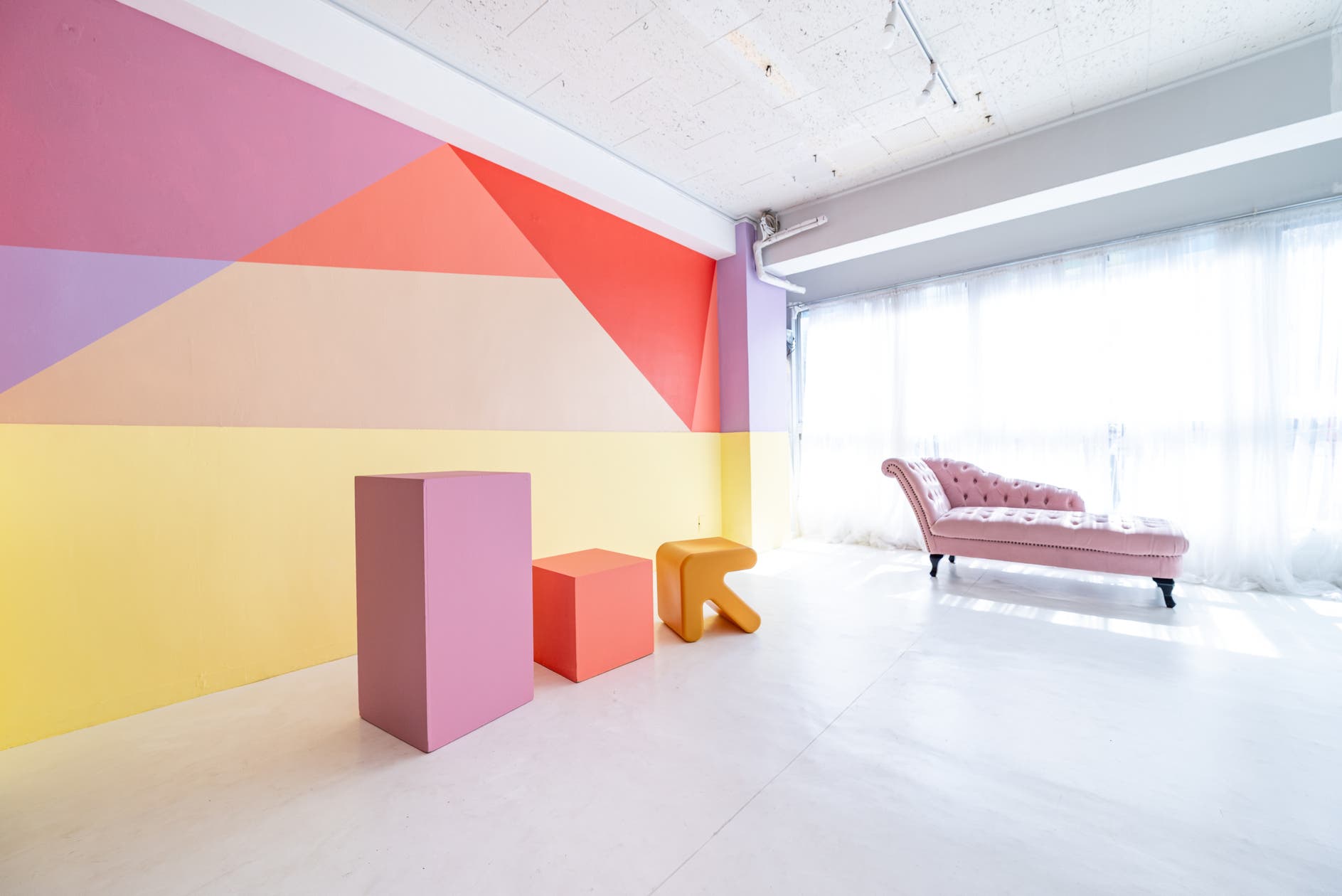 🆕OPEN15%OFF📣自然光×パステル幾何学×黒壁×人が入れるカラフルブース｜飯田橋駅1分｜撮影用ベッド｜MV・コスプレの写真1