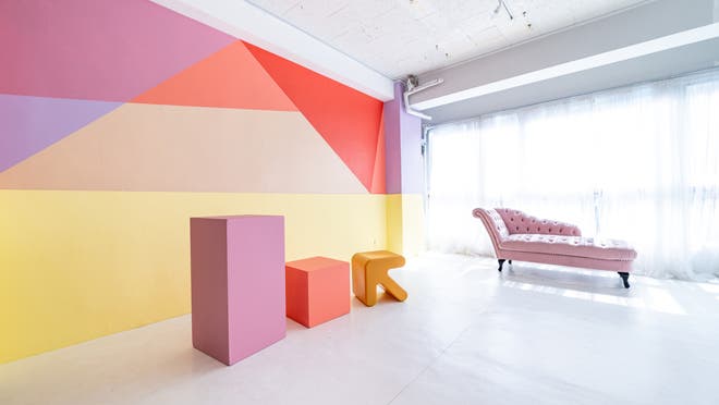 🆕OPEN15%OFF📣自然光×パステル幾何学×黒壁×人が入れるカラフルブース|飯田橋駅1分|撮影用ベッド|MV・コスプレの写真1