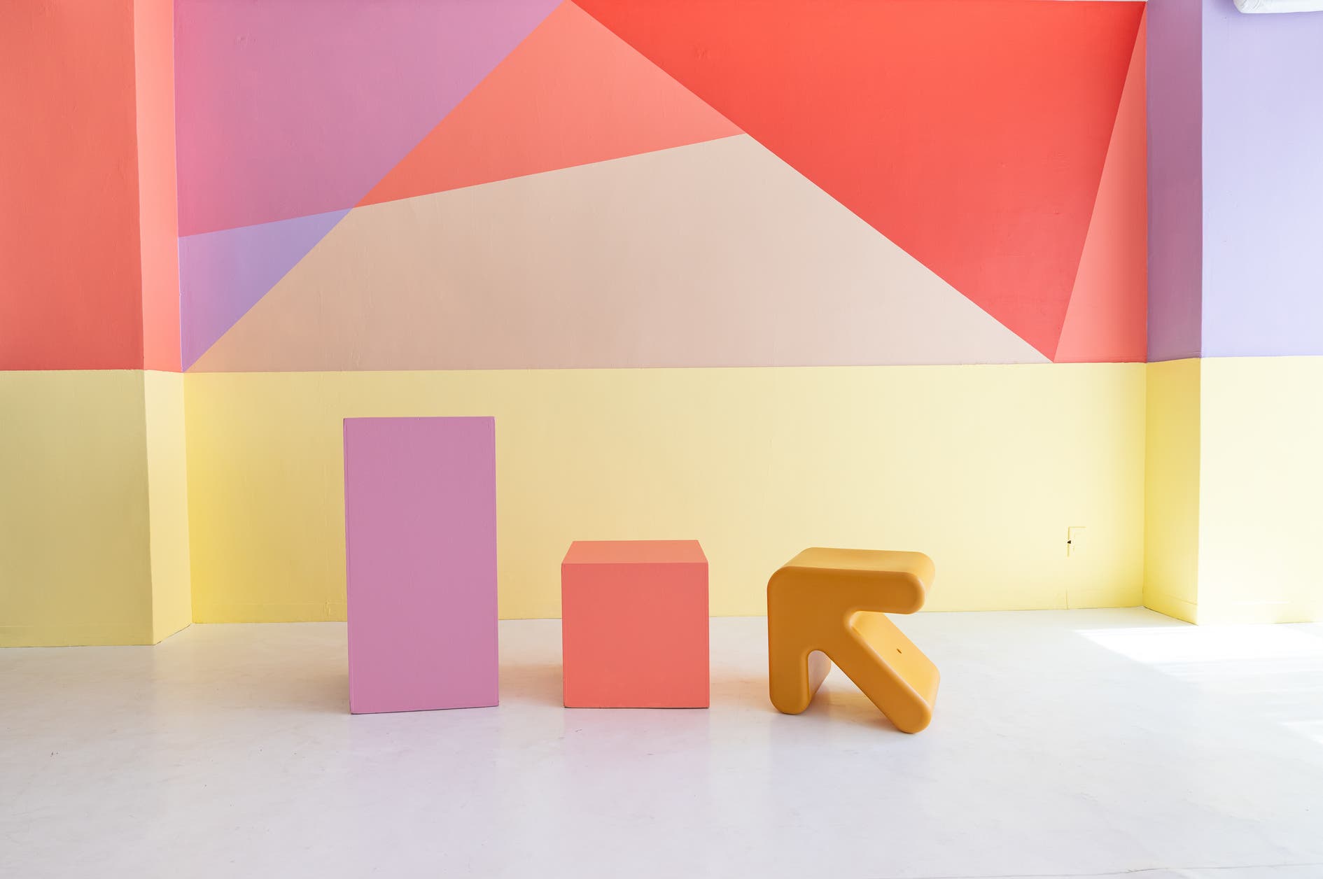 🆕OPEN15%OFF📣自然光×パステル幾何学×黒壁×人が入れるカラフルブース｜飯田橋駅1分｜撮影用ベッド｜MV・コスプレの写真5