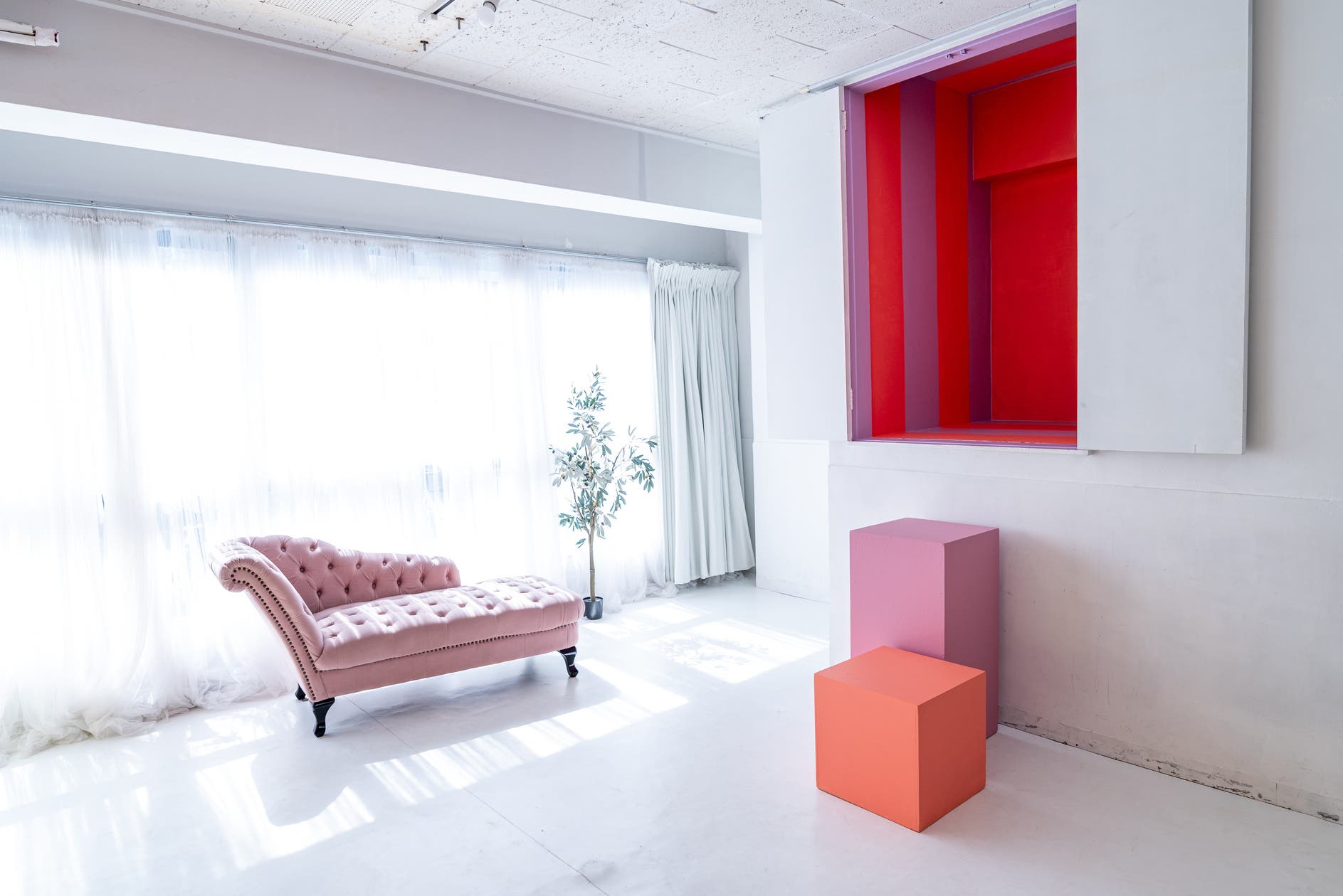 🆕OPEN15%OFF📣自然光×パステル幾何学×黒壁×人が入れるカラフルブース｜飯田橋駅1分｜撮影用ベッド｜MV・コスプレの写真9