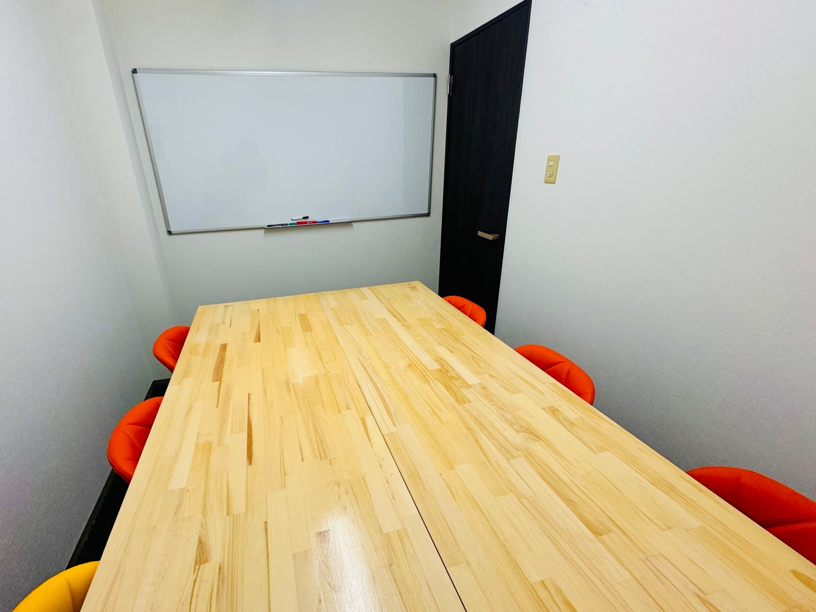 鶴舞線🚇原駅徒歩1分！カフェ内6人個室/グループ勉強・会議・講義に最適/🍱飲食持込OK/ホワイトボード・Wi-Fi・電源完備の写真1