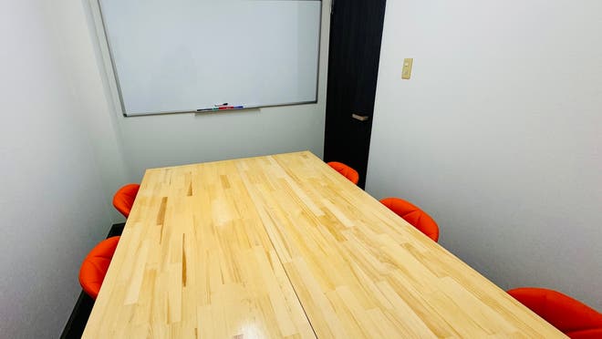 鶴舞線🚇原駅徒歩1分!カフェ内6人個室/グループ勉強・会議・講義に最適/🍱飲食持込OK/ホワイトボード・Wi-Fi・電源完備の写真1