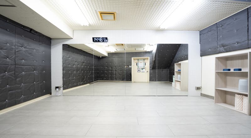 🎊2026年3月オープン🎊【千歳船橋駅 徒歩1分】防音地下スタジオ｜幅3.6m大型鏡・譜面台5台｜楽器・ボイトレ・ダンスOK