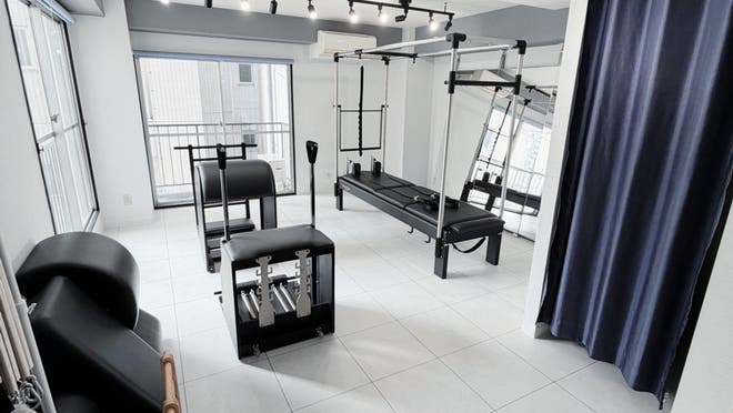 【目黒駅7分×マシンピラティスレンタルスタジオ/30㎡で広々】駅近 備品充実 白基調 清潔感のあるプライベートスタジオの写真1