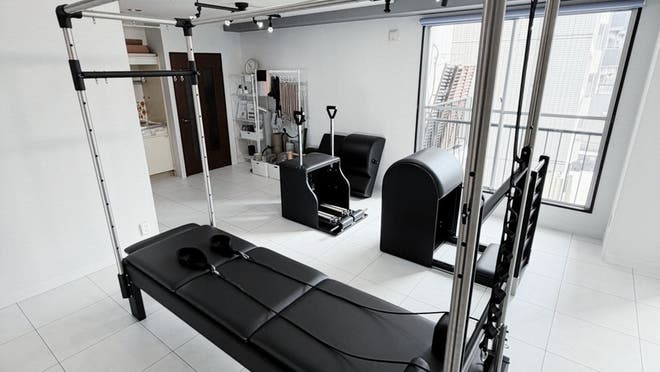 【目黒駅7分×マシンピラティスレンタルスタジオ/30㎡で広々】駅近 備品充実 白基調 清潔感のあるプライベートスタジオの写真2