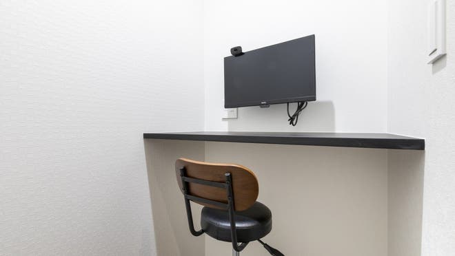 【東梅田駅徒歩3分!】1名用WEB会議ルームC ウェブ会議/面接/オンラインレッスンにもおすすめ!の写真1