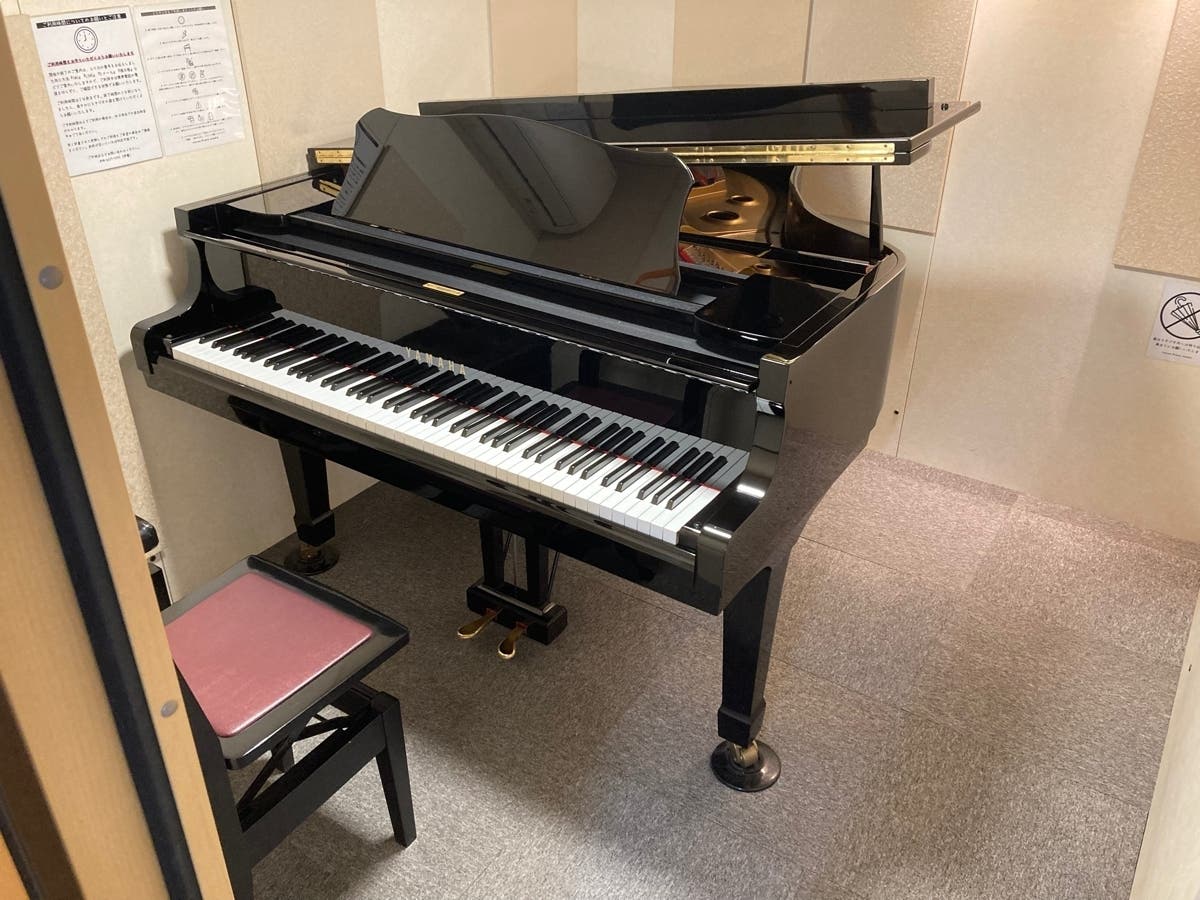 Fスタジオ【JR渋谷駅徒歩5分】グランドピアノの練習、ピアノ&ボーカルの練習が出来るスペースの写真1