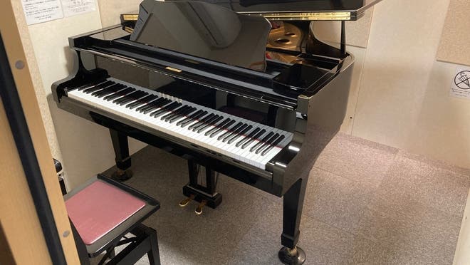 Fスタジオ【JR渋谷駅徒歩5分】グランドピアノの練習、ピアノ&ボーカルの練習が出来るスペースの写真1
