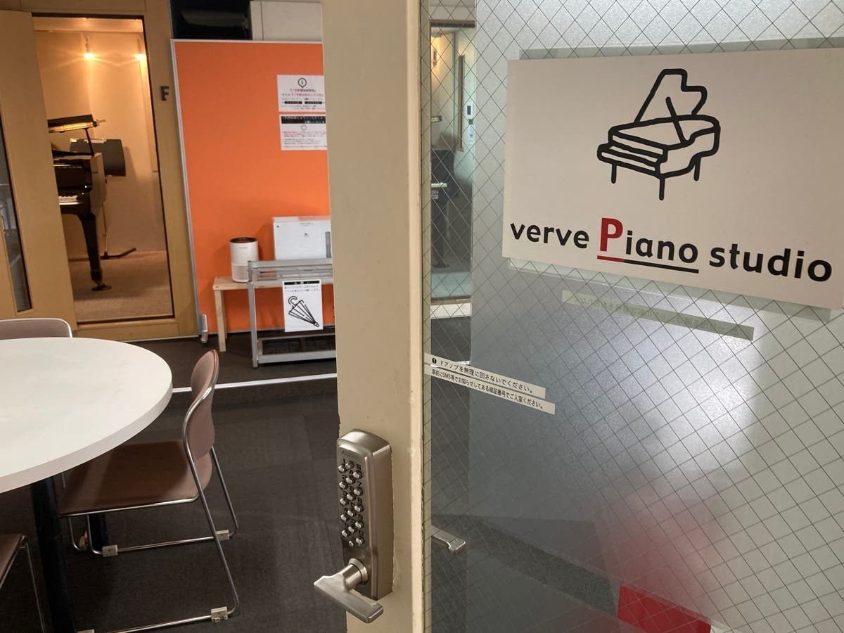 Fスタジオ【JR渋谷駅徒歩5分】グランドピアノの練習、ピアノ&ボーカルの練習が出来るスペースの写真4