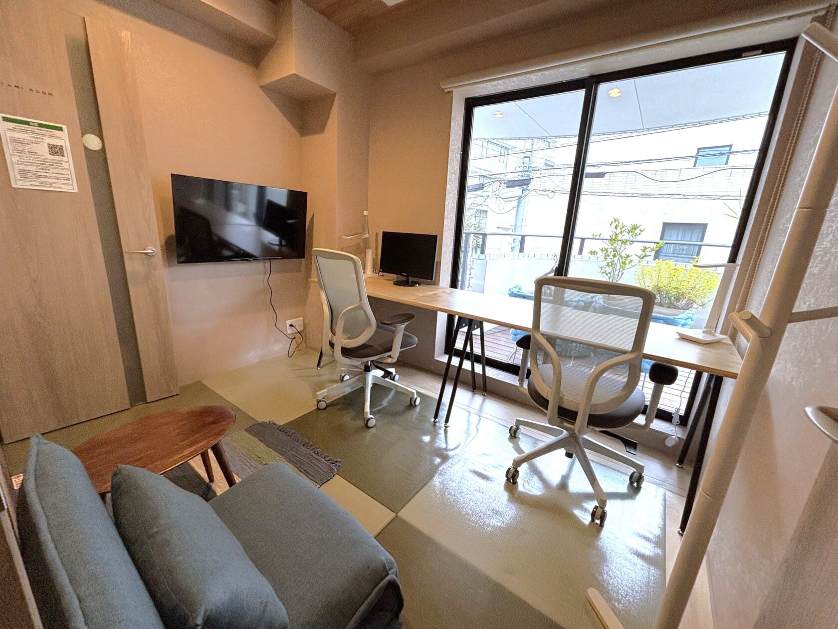 西大井駅徒歩7分/24時間利用可　２名用個室　仕事/会議/勉強　モダンな雰囲気の和室でゆっくり/TV、バルコニーテラス、ソファ　の写真1
